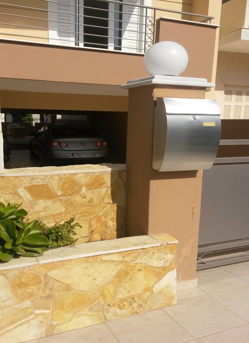 ΕΠΕΝΔΥΣΗ ΤΟΙΧΟΥ ΚΙΤΡΙΝΗ ΑΝΙΣΟΠΕΔΗ ΜΕ ΠΑΓΚΟΥΣ - ΤΡΑΠΕΖΙ - ΒΡΥΣΗΙ | ΤΟΥΤΣΗΣ