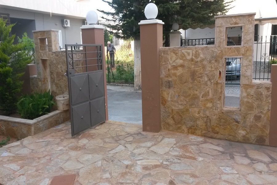 ΕΠΕΝΔΥΣΗ ΤΟΙΧΟΥ ΚΙΤΡΙΝΗ ΑΝΙΣΟΠΕΔΗ ΜΕ ΠΑΓΚΟΥΣ - ΤΡΑΠΕΖΙ - ΒΡΥΣΗΙ | ΤΟΥΤΣΗΣ