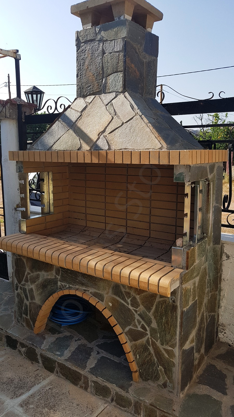 ΨΗΣΤΑΡΙΑ BBQ ΚΑΙ ΕΠΕΝΔΥΣΗ ΜΕ ΠΕΤΡΑ ΚΑΡΥΣΤΟΥ | ΤΟΥΤΣΗΣ