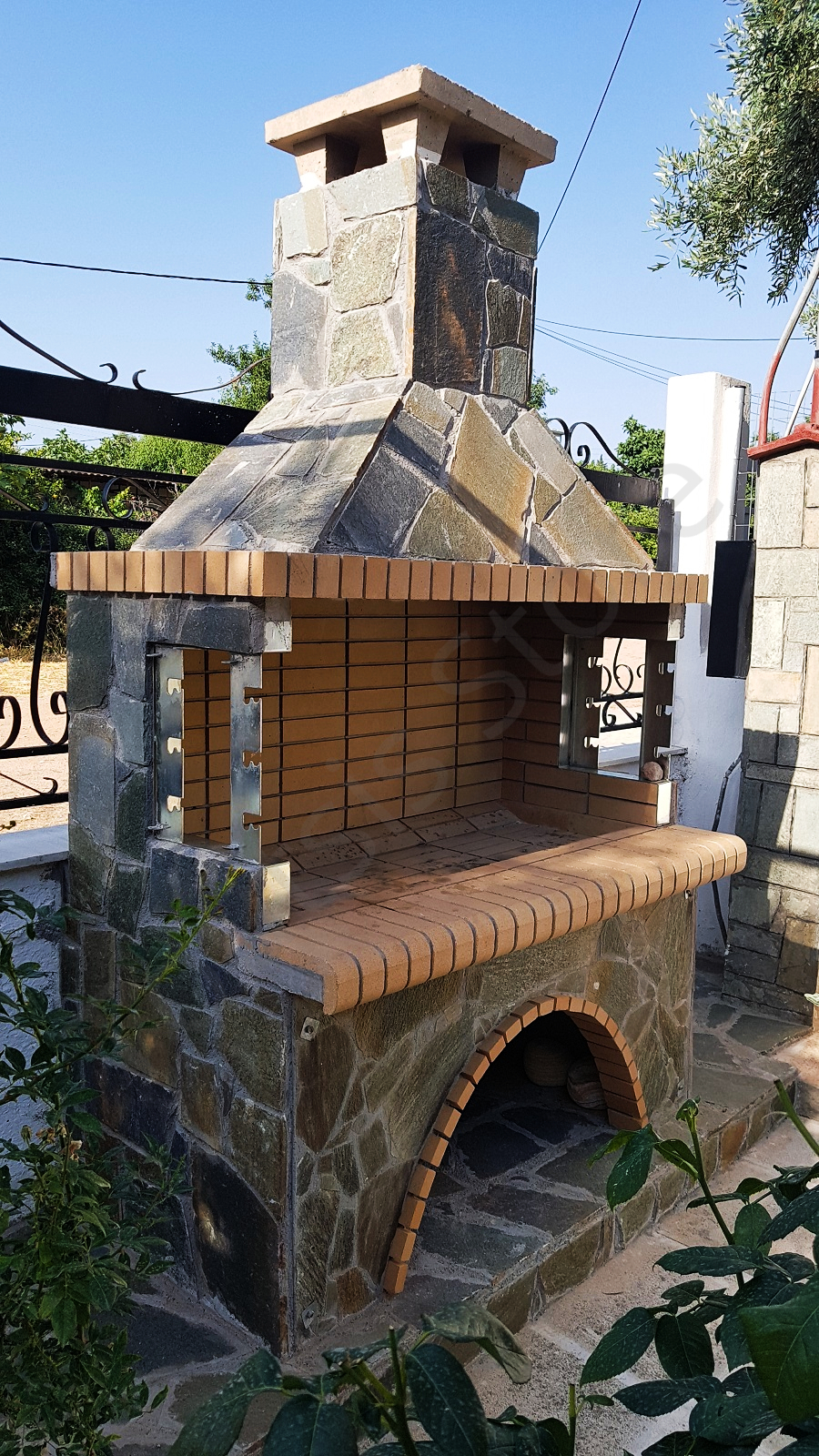 ΨΗΣΤΑΡΙΑ BBQ ΚΑΙ ΕΠΕΝΔΥΣΗ ΜΕ ΠΕΤΡΑ ΚΑΡΥΣΤΟΥ | ΤΟΥΤΣΗΣ