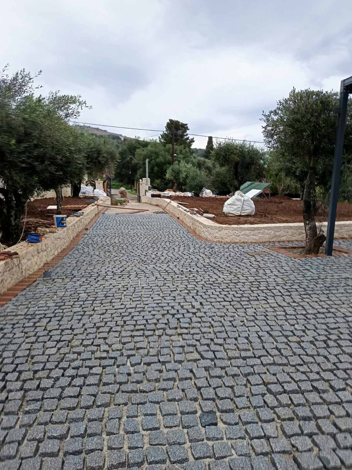 ΕΠΙΣΤΡΩΣΗ ΜΕ ΚΥΒΟΛΙΘΟΥΣ ΑΠΟ ΓΡΑΝΙΤΗ ΓΚΡΙ 10Χ10Χ5cm | ΤΟΥΤΣΗΣ