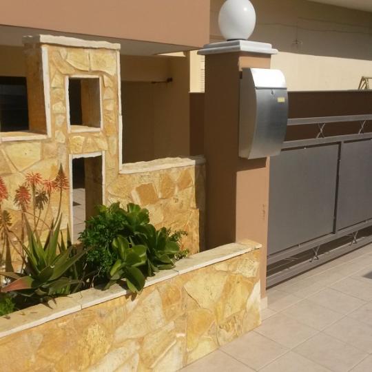 ΕΠΕΝΔΥΣΗ ΤΟΙΧΟΥ ΚΙΤΡΙΝΗ ΑΝΙΣΟΠΕΔΗ ΜΕ ΠΑΓΚΟΥΣ - ΤΡΑΠΕΖΙ - ΒΡΥΣΗΙ | ΤΟΥΤΣΗΣ