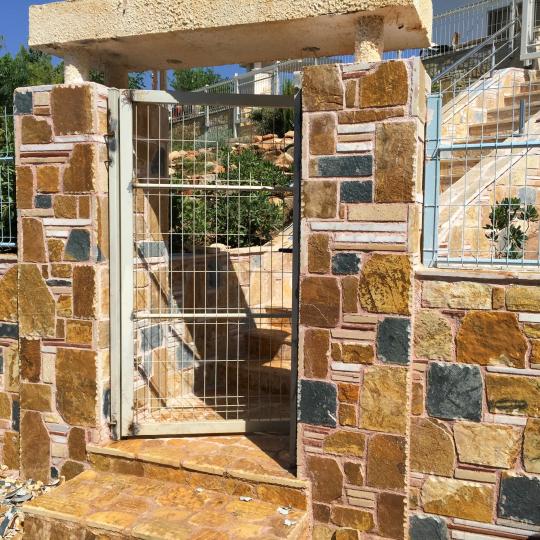 ΕΞΩΤΕΡΙΚΗ ΕΠΕΝΔΥΣΗ ΜΕ ΠΕΤΡΑ ΑΛΒΑΝΙΑΣ ΚΙΤΡΙΝΗ ΚΑΙ ΓΚΡΙ | ΤΟΥΤΣΗΣ